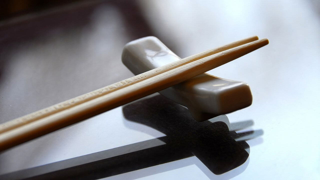A Simple Guide to Chopsticks and Chinese Table Manners